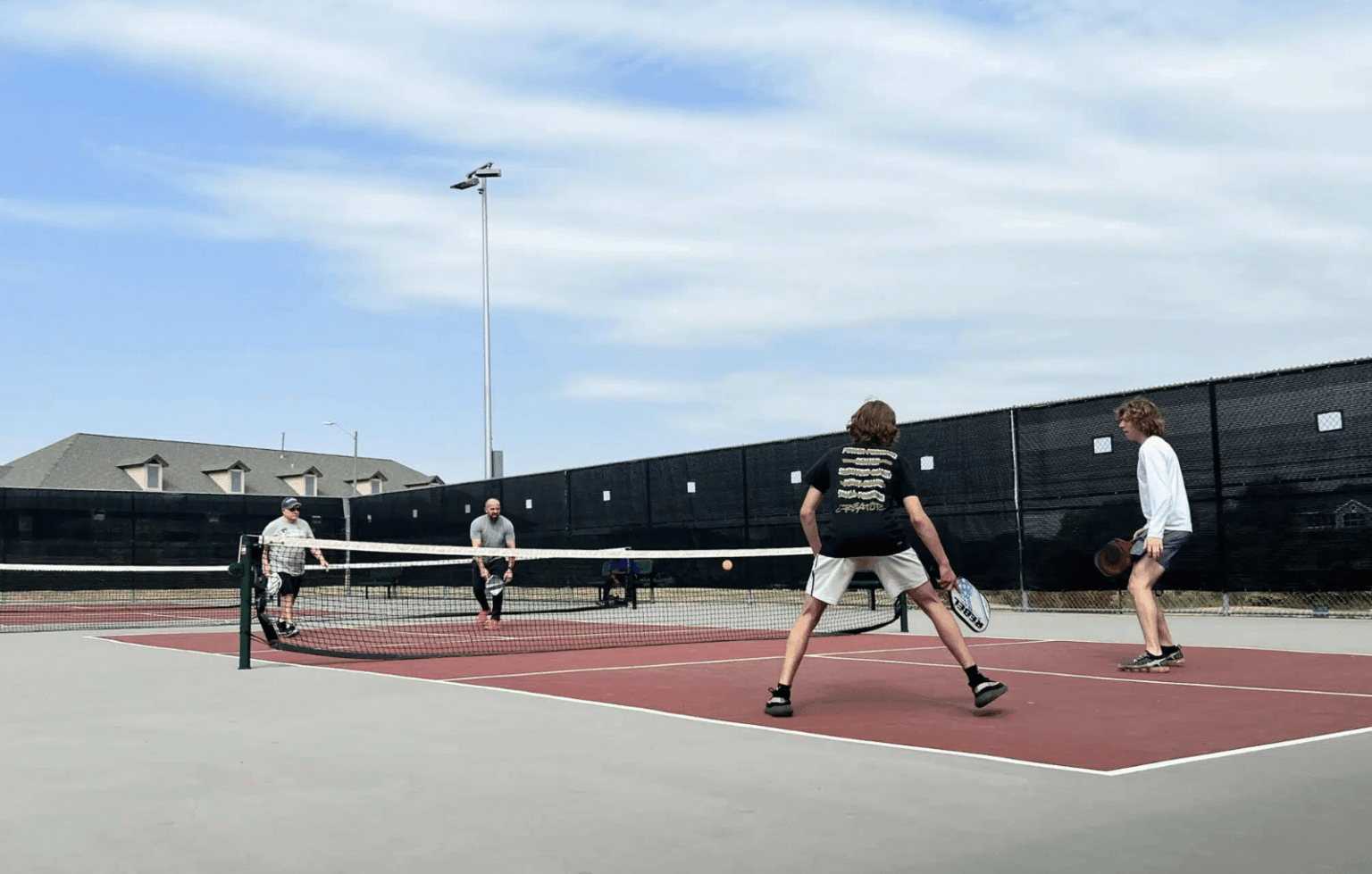 8 Einfache Wege, um besser Pickleball zu spielen - TopspinPro